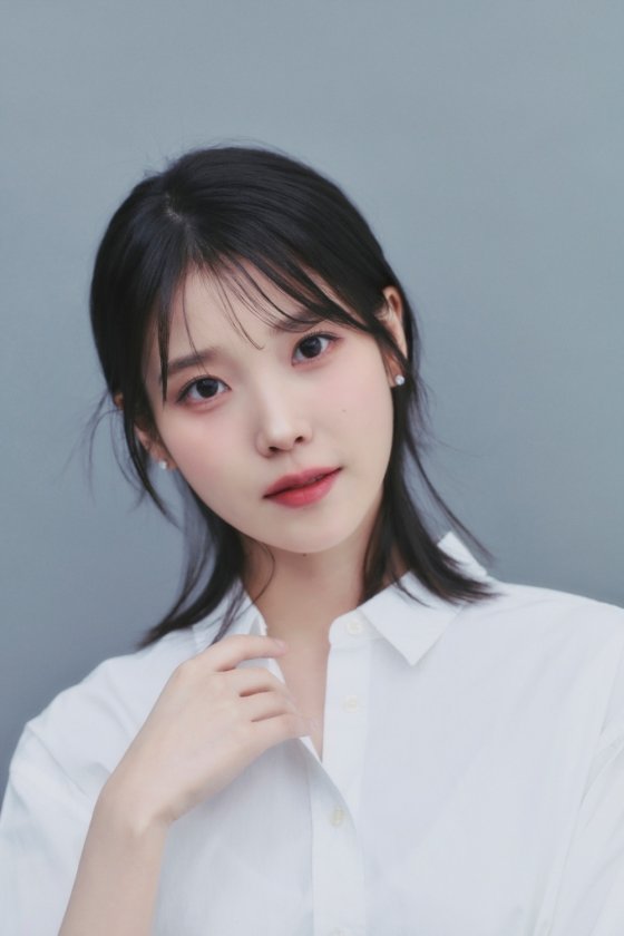 iu-donates-300-million-won-to-commemorate-her-15th-debut-anniversary